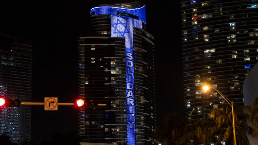 Iconic Miami Tower Illuminates World’s Tallest Digital Israeli Flag - S ...